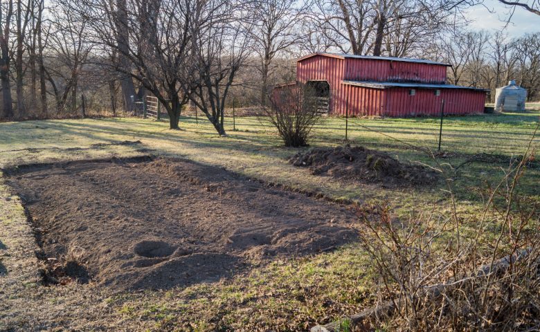 The Benefits of Barefoot Gardening - Homesteaders of America